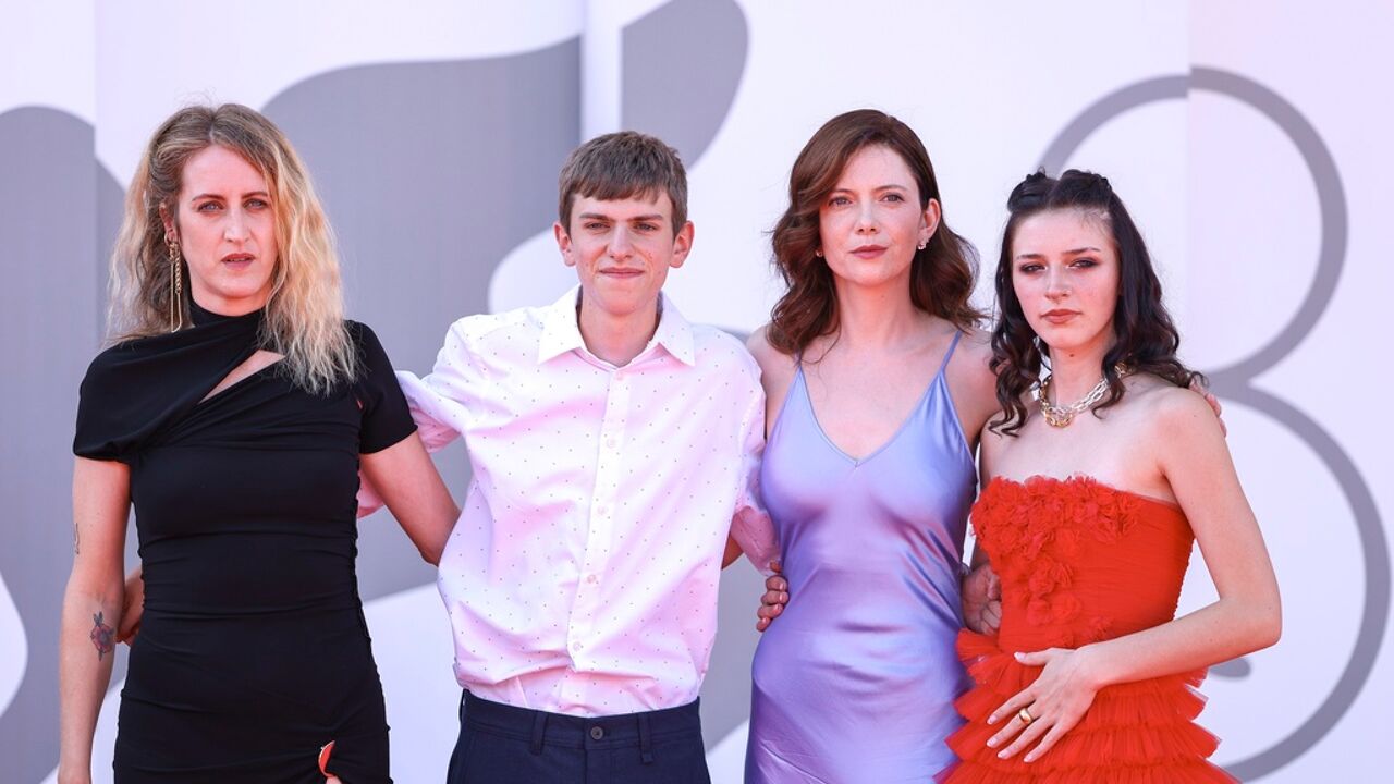 "Staande ovatie van vijf minuten": "Holly" van Fien Troch warm onthaald ...