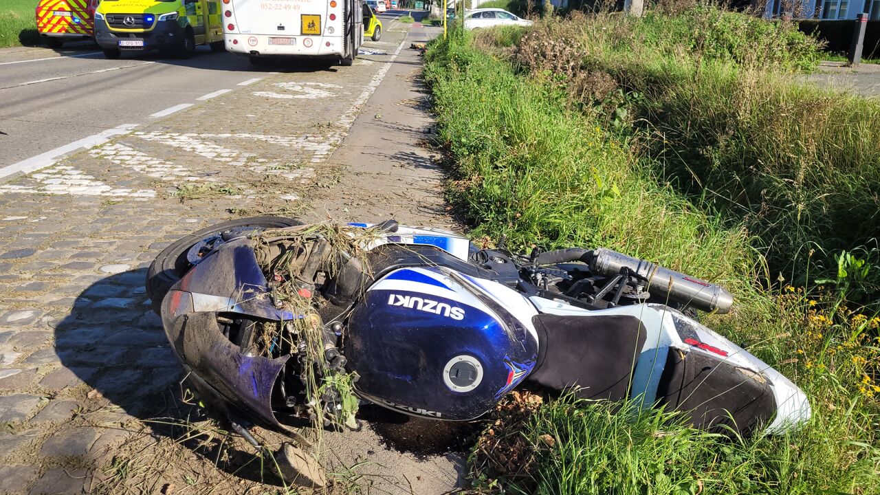 Motorrijder raakt zwaargewond bij ongeval in Merchtem | VRT NWS: nieuws