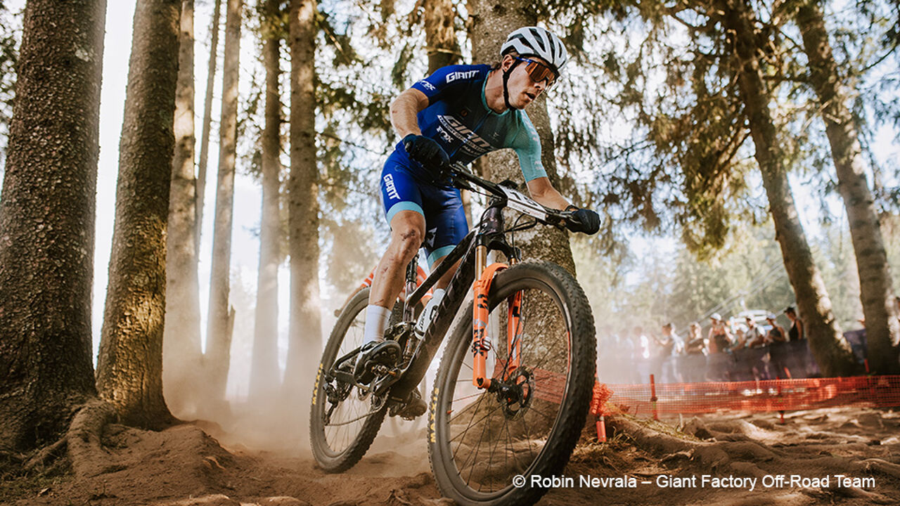 Jens Schuermans vliegt naar 6e plek in Les Gets, Puck Pieterse verwent ...