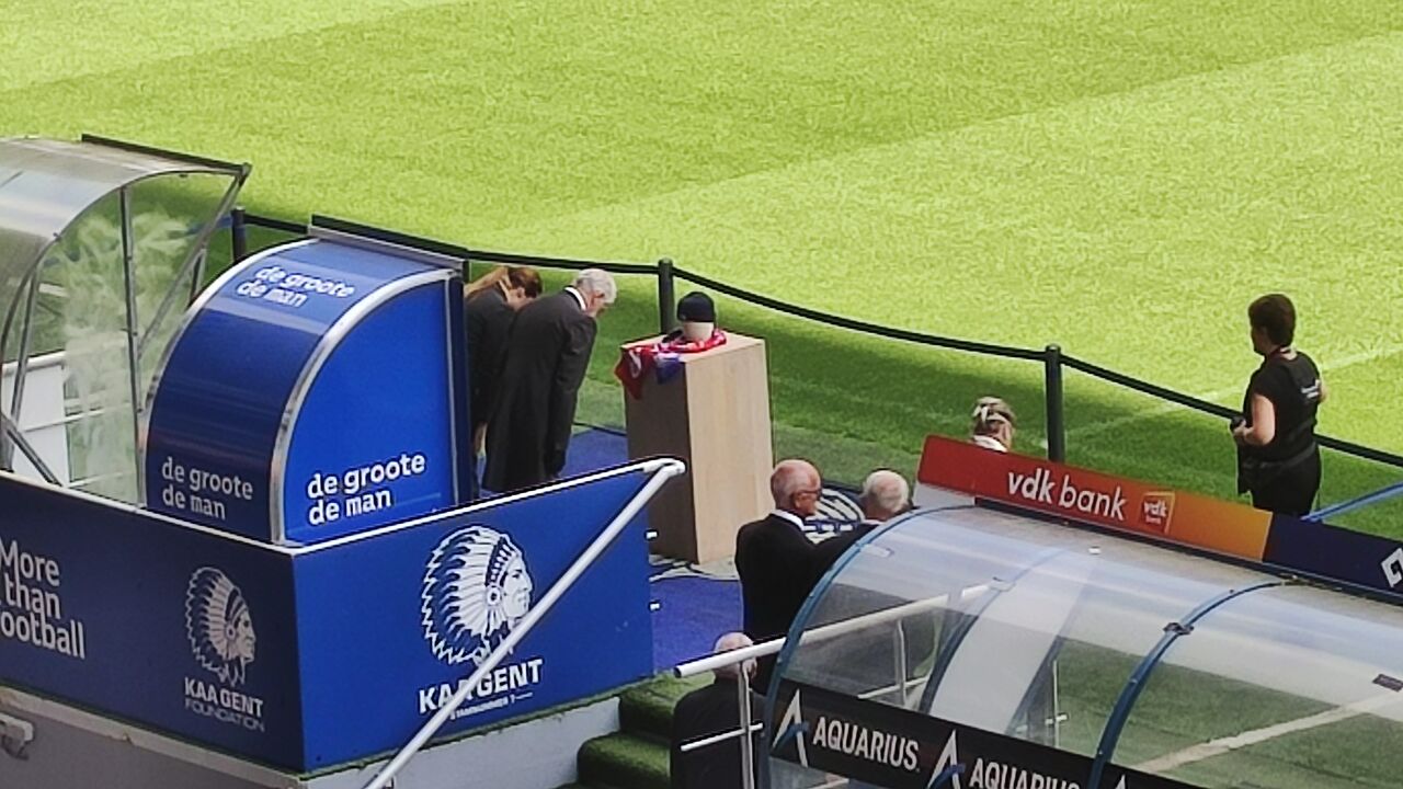 1.000-tal mensen volgt uitvaart KAA Gent-supporter Leonard (17) op ...