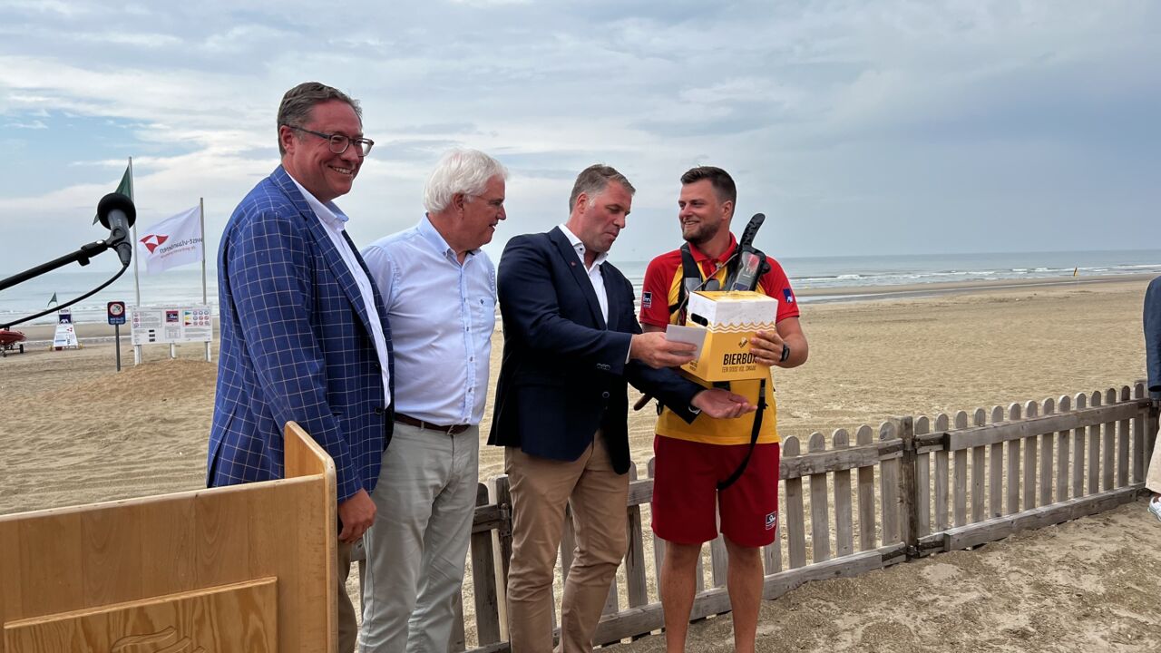 Een record: Maxime is 13 jaar jobstudent-strandredder in De Panne | VRT ...