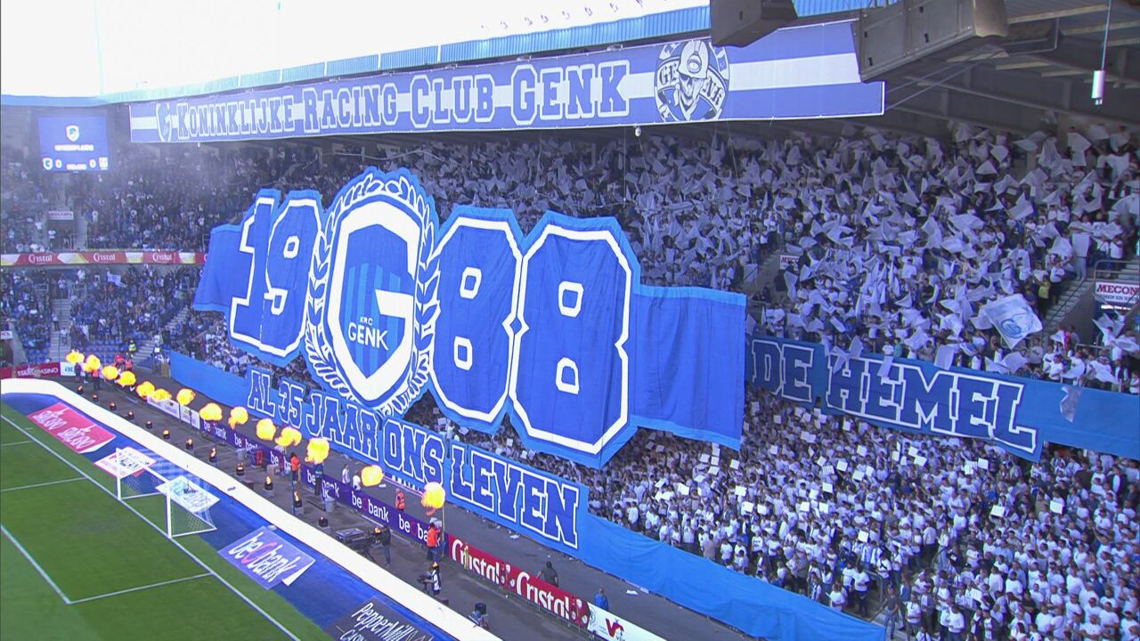 Genk-supporters verwelkomen de spelers met grote tifo | sporza