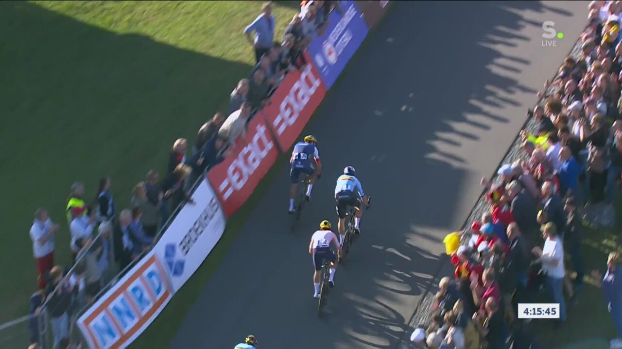 Wout van Aert strandt in het wiel van Christophe Laporte, die de ...