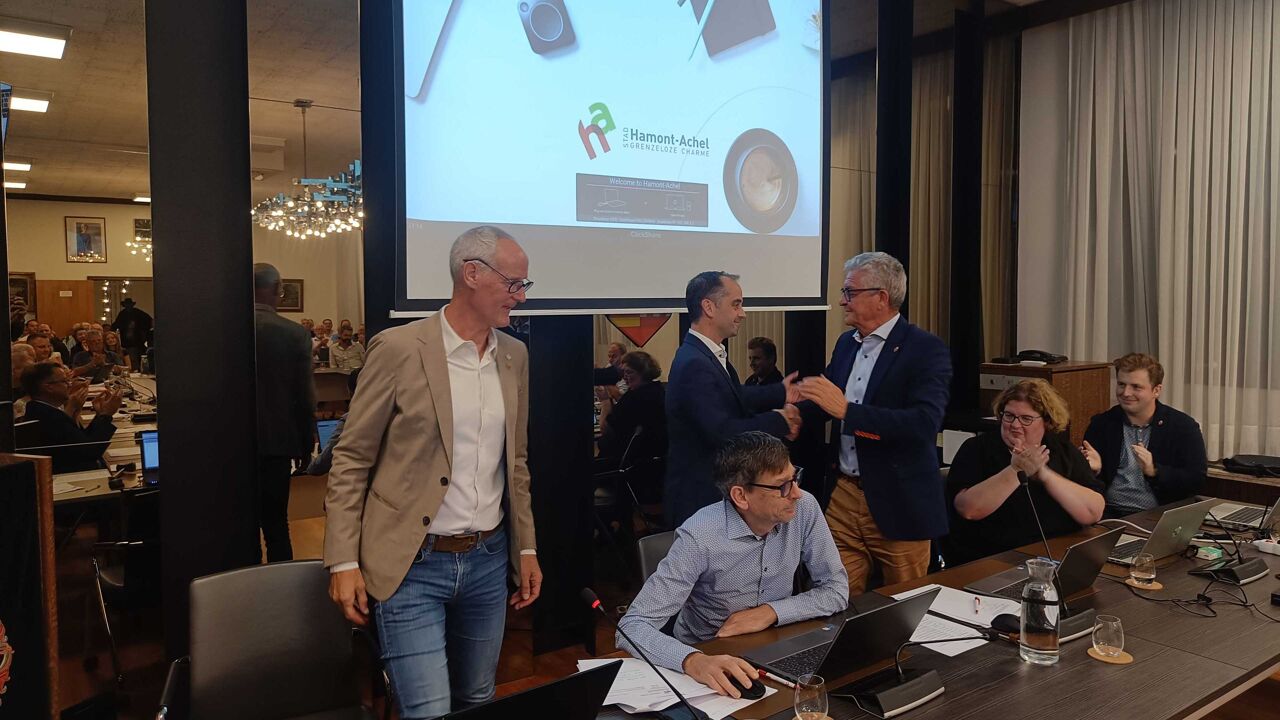 Tom Cox legt eed af als burgemeester van Hamont-Achel | VRT NWS: nieuws