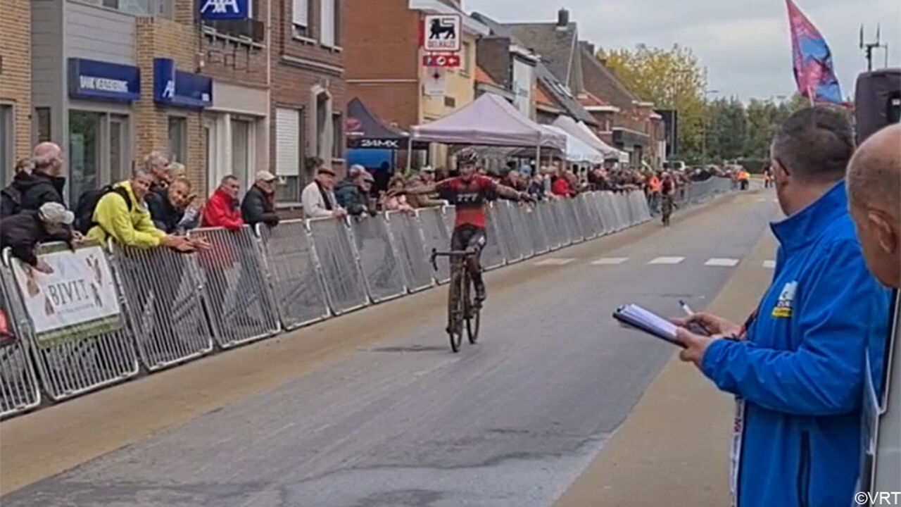 Annemarie Worst wint het Nederlandse onderonsje met ploegmakker Aniek ...