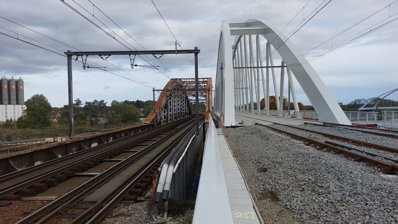 Infrabel vervangt overweg door tunnel van 1.400 ton onder spoorweg in ...