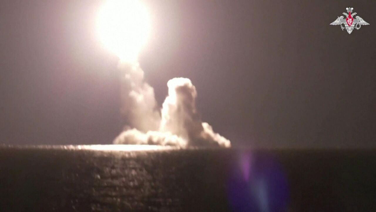 Nieuwe Russische nucleaire onderzeeër test met succes intercontinentale ...