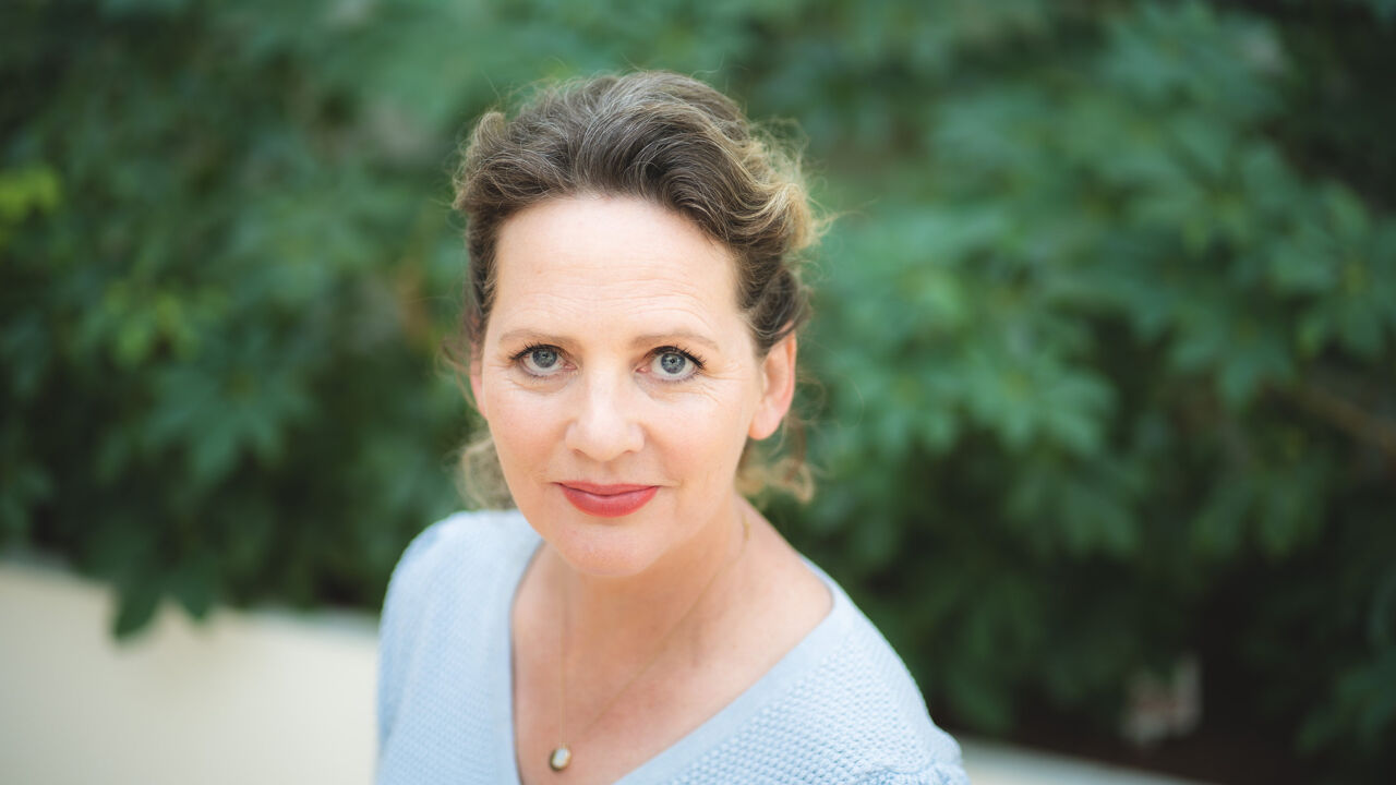 Actrice Maaike Cafmeyer worstelde jarenlang met haar verlegenheid: “Het ...