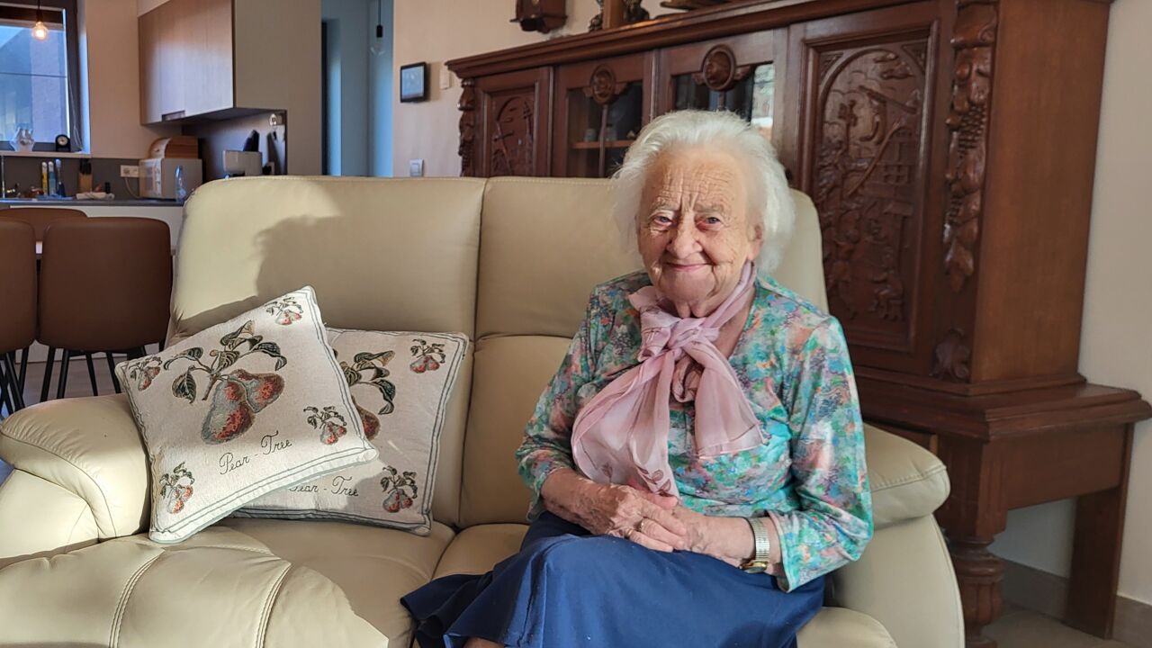 Jeanneke (96) uit Waarloos dan toch verhuisd uit haar onbewoonbare huis ...