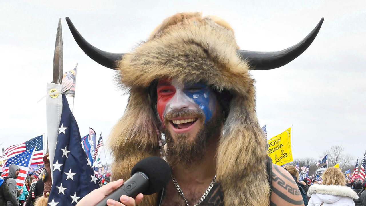 Van bestorming naar verkiezing: "Man met hoorns" Jacob Chansley doet ...