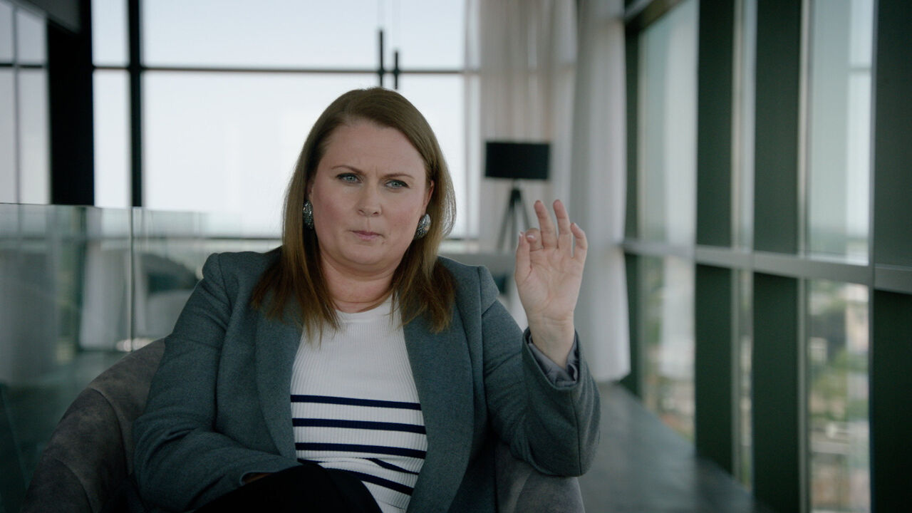 "Ik maak je kapot, zei hij": dancezangeressen getuigen in "Belpop" over ...