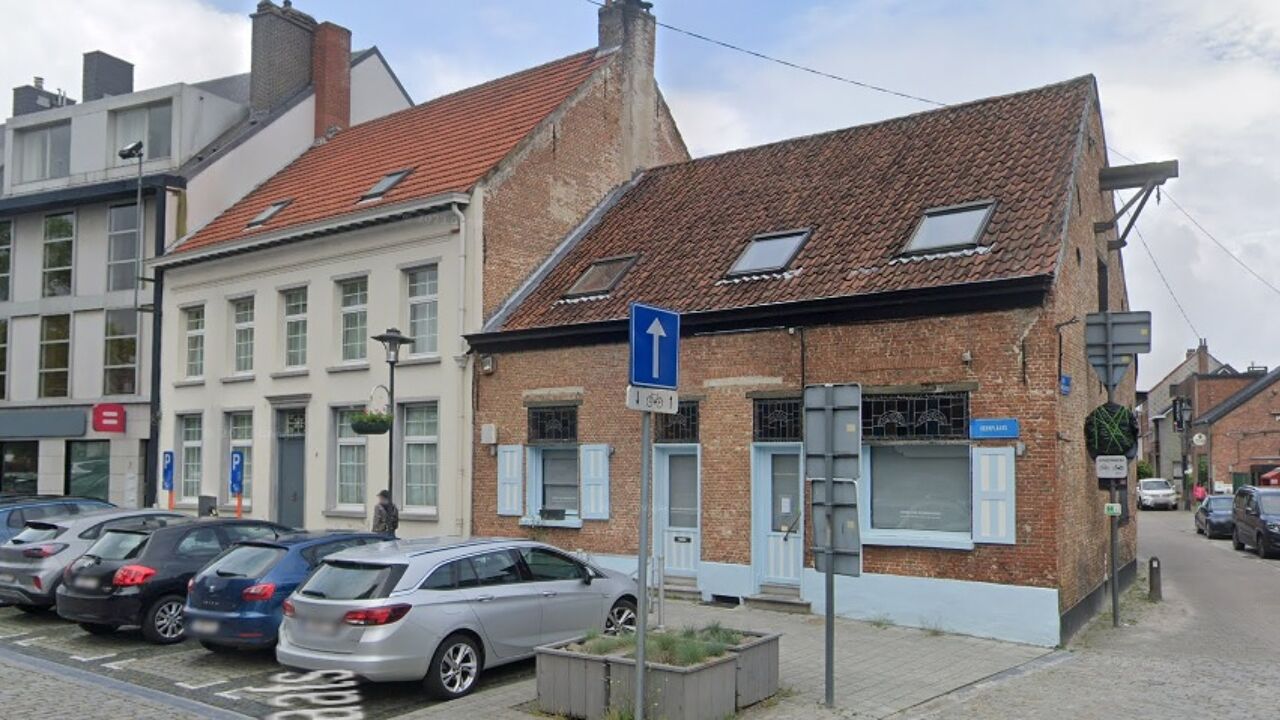 Dronken bestuurder (74) rijdt met Jaguar in op gevel van leegstaand ...