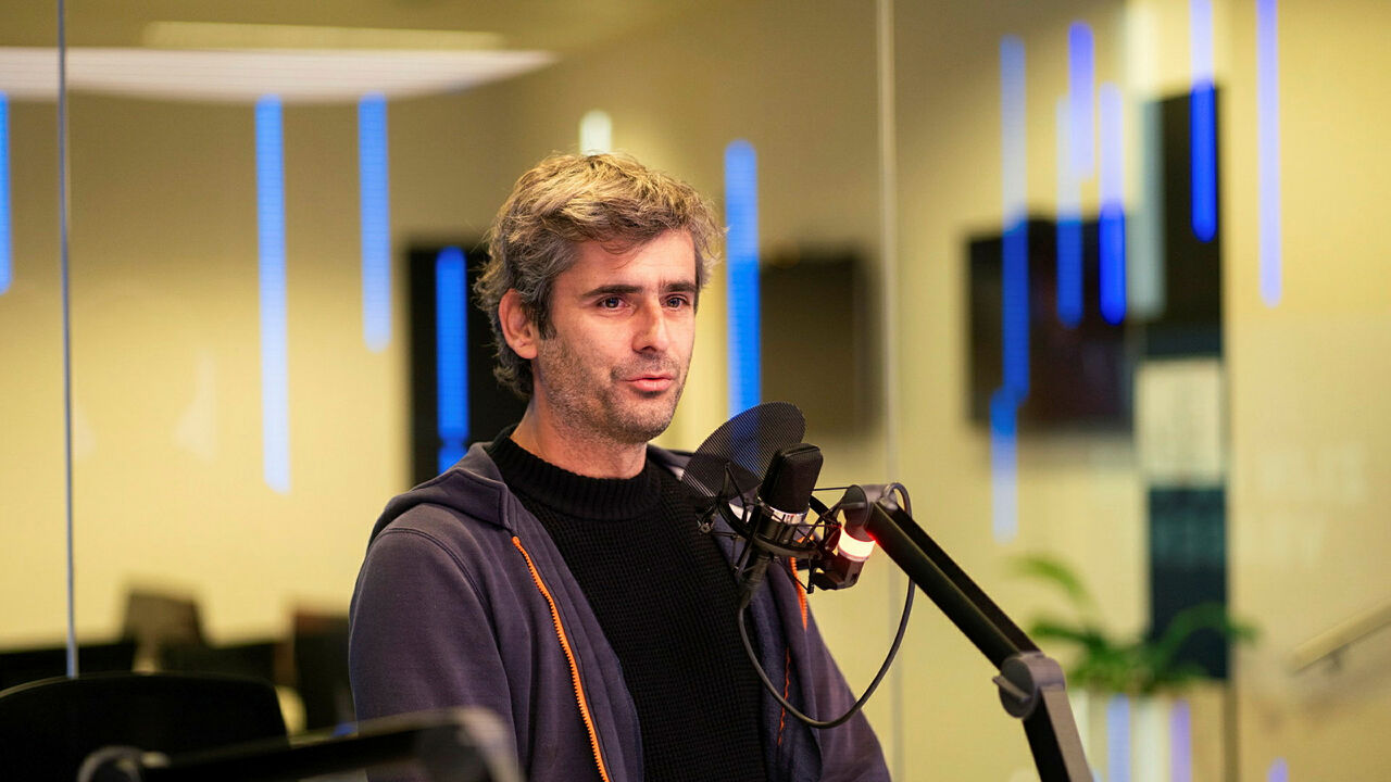 Maak kennis met Tim van Steendam, ghostwriter van premier Alexander De ...