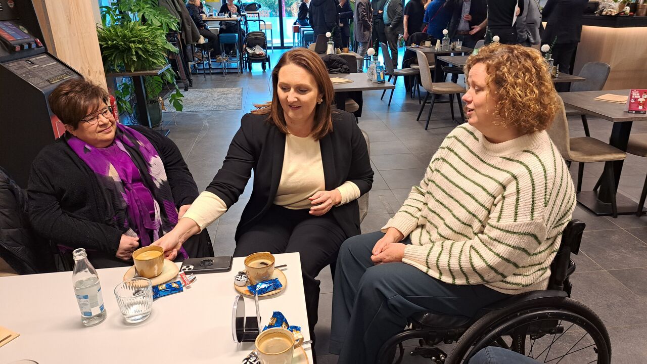 "Is de deur breed genoeg voor mijn rolstoel?": Café in Diest krijgt ...