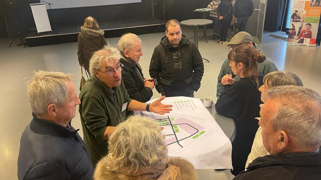 Rode Kruis houdt infomarkt over komst asielcentrum in Ieper | VRT NWS ... Rode Kruis houdt infomarkt over komst asielcentrum in Ieper | VRT NWS ...