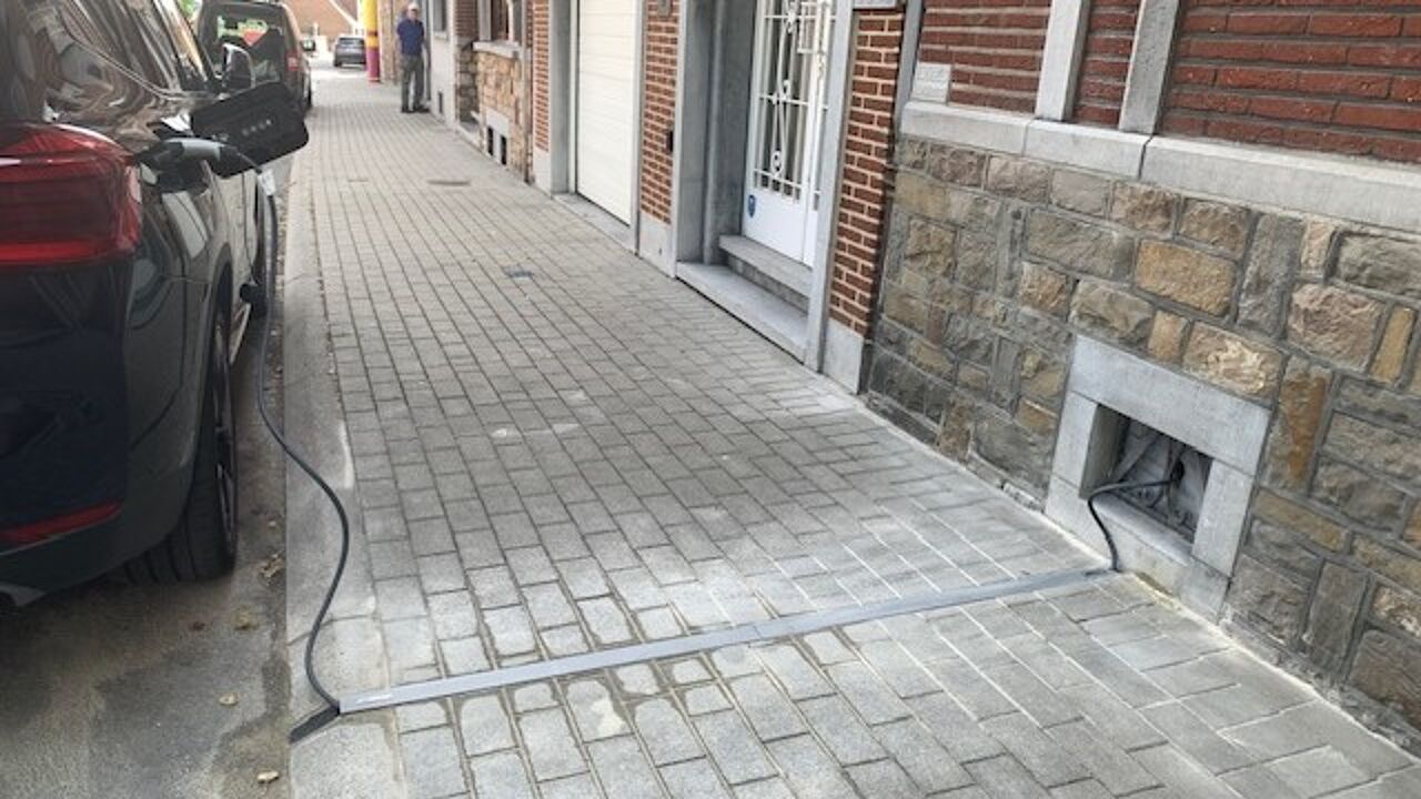Experiment met kabelgoot voor elektrische wagens in Tongeren | VRT NWS ...