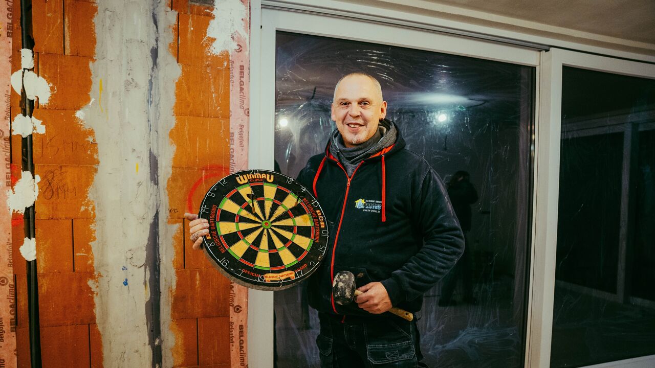 Van de werf naar het WK darts: "Super Mario" uit Geluwe doet gooi naar ...
