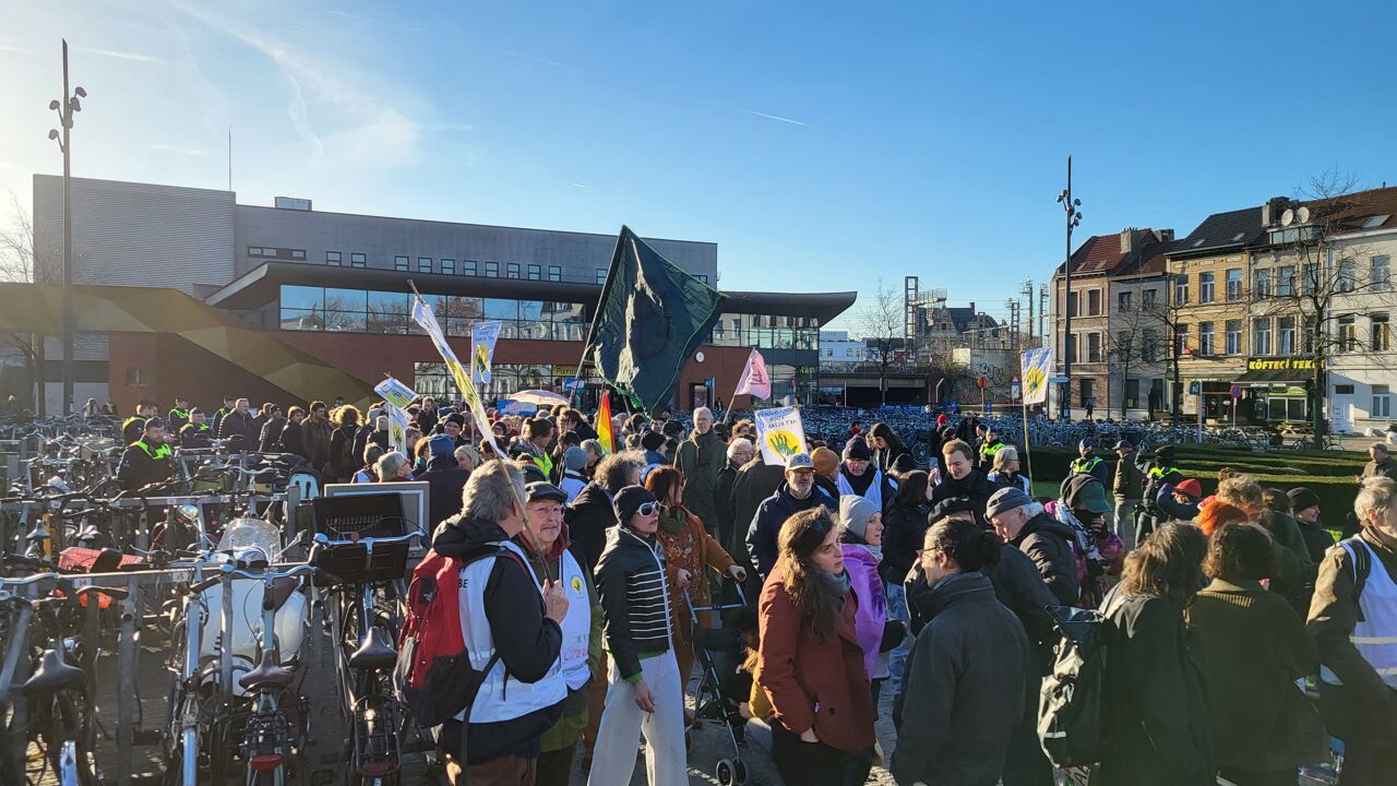 Opnieuw actie van klimaatactivisten Code Rood in Antwerpen, dit keer ...