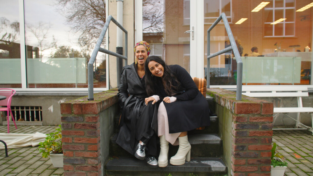 "Pech dat je in verkeerde nest bent geboren", tv-maker Hinda Bluekens ...