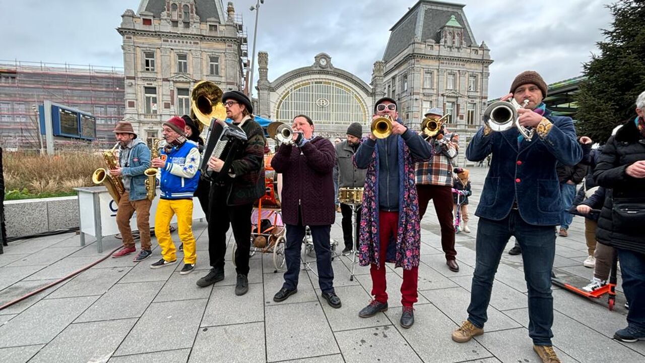 Oostende Onthult Groot Standbeeld Van Ensor In Hout En Stro Vrt Nws