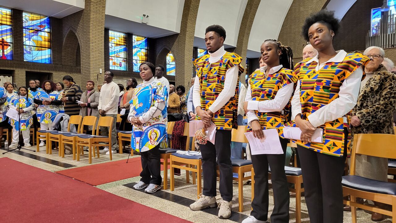 Afrikaanse gelovigen feliciteren Johan Bonny tijdens sfeervolle ...