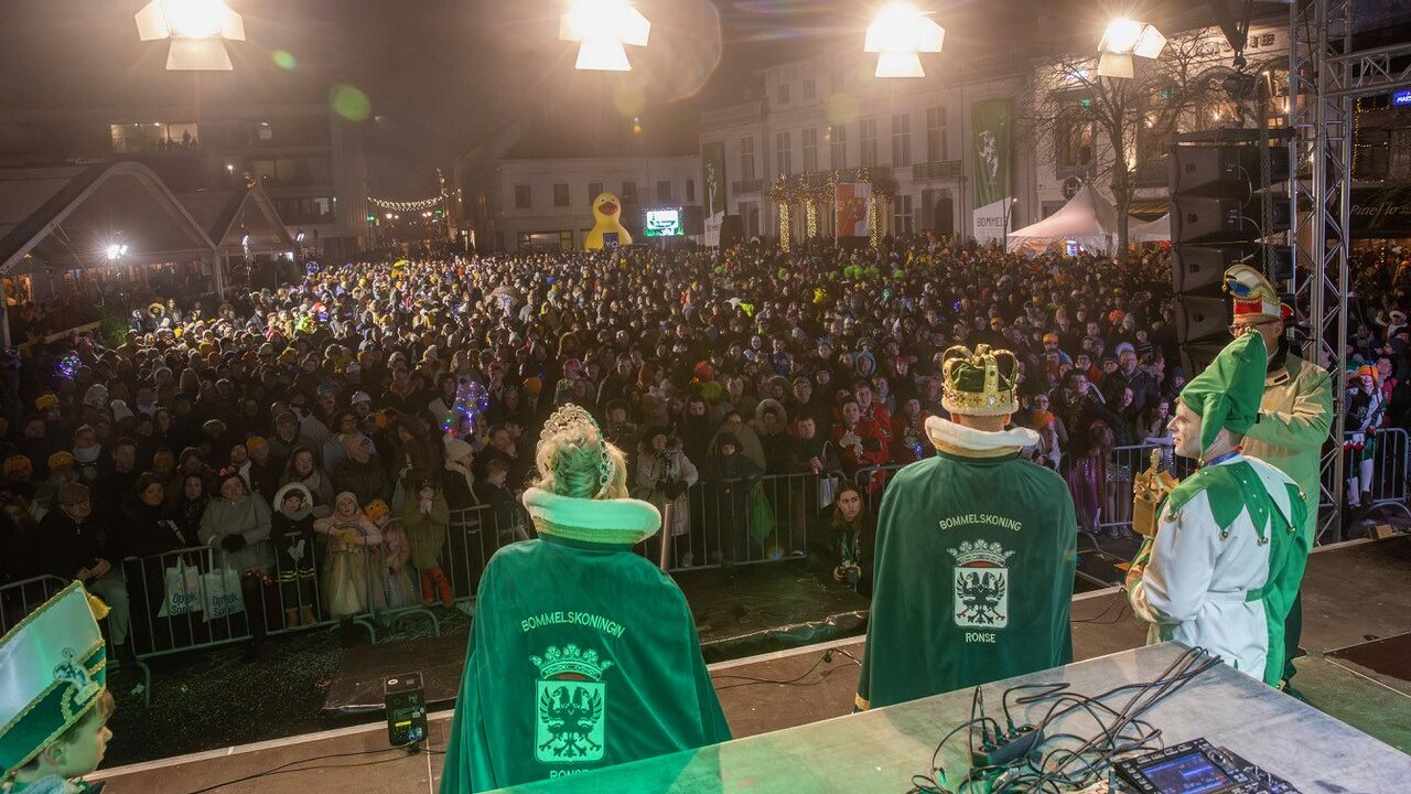 Bommelsfeesten in Ronse lokken massa volk met carnavalsstoet en ...