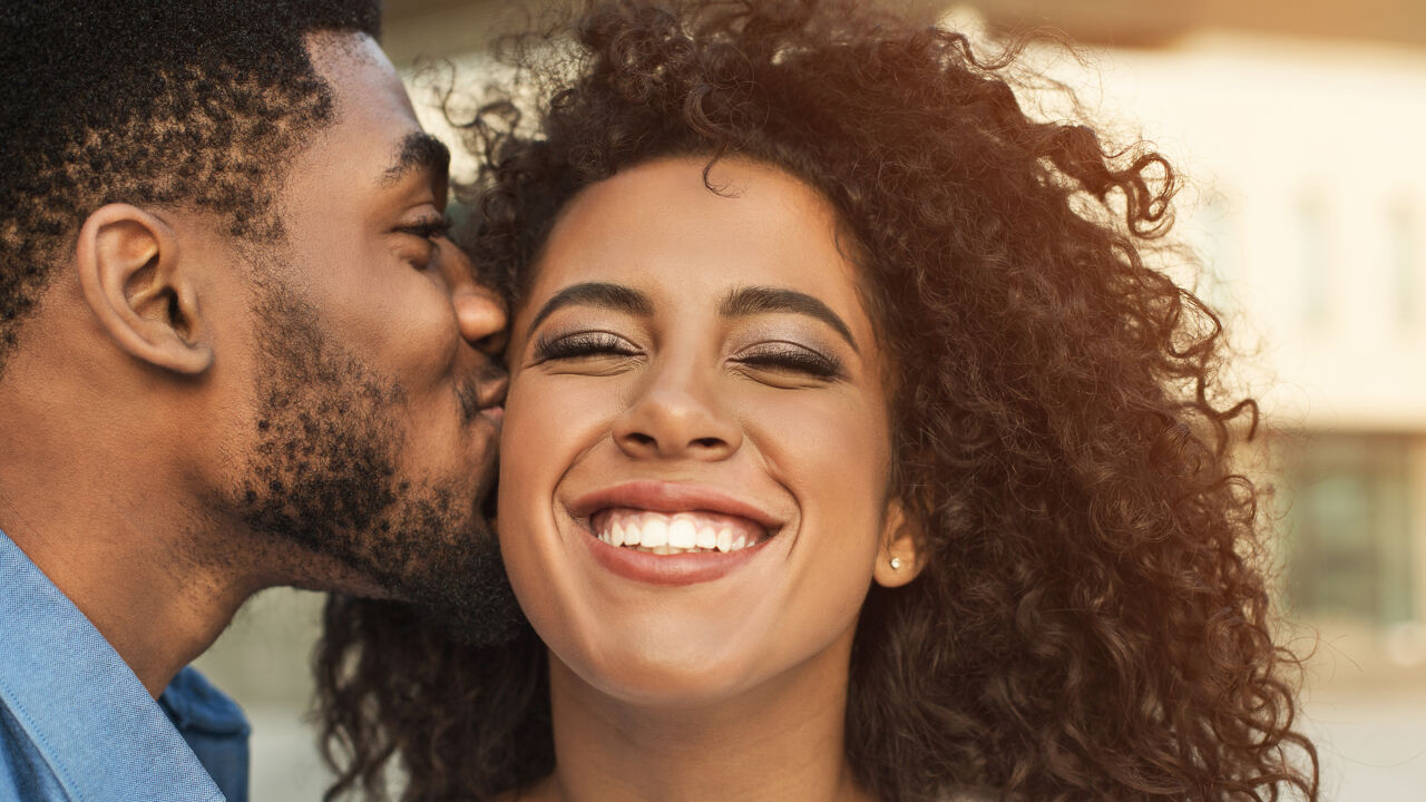 Ritueel met biologisch nut: waarom we elkaar (tong)zoenen | VRT NWS: nieuws