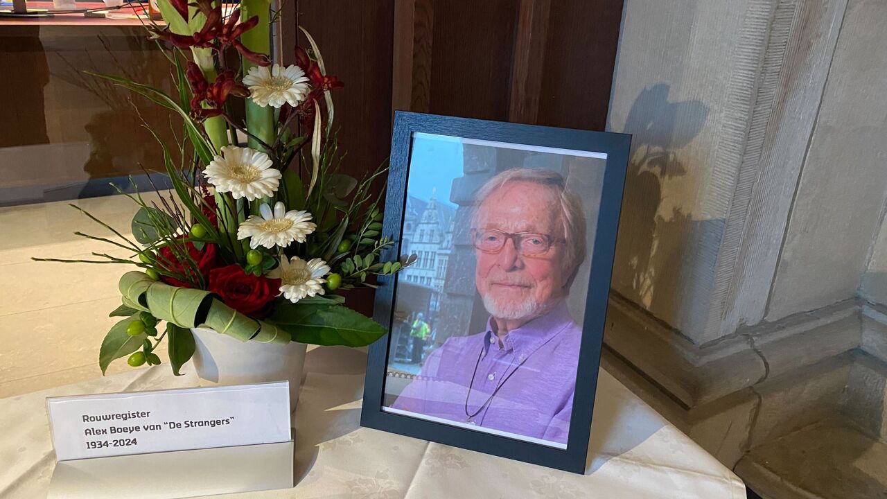 Fans van overleden Stranger Alex Boeye ondertekenen rouwregister in ...