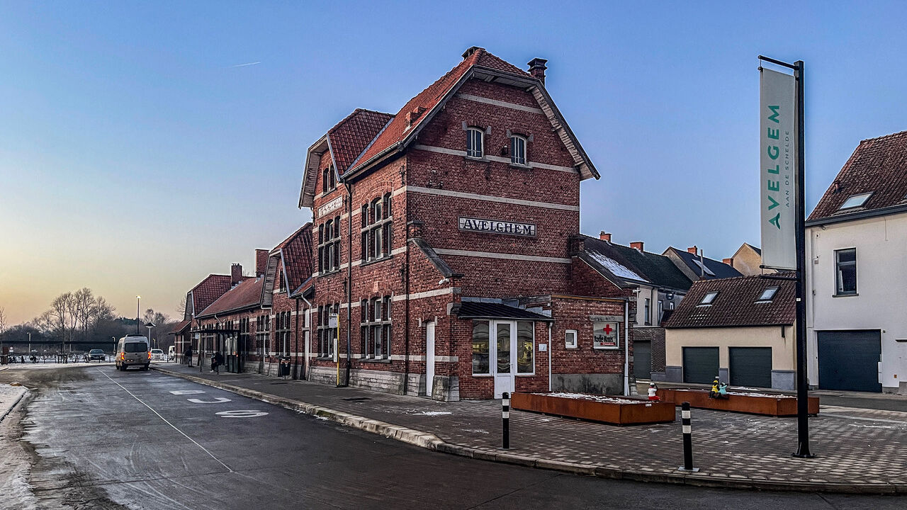 Avelgem wil 100 jaar oud beschermd station verkopen | VRT NWS: nieuws