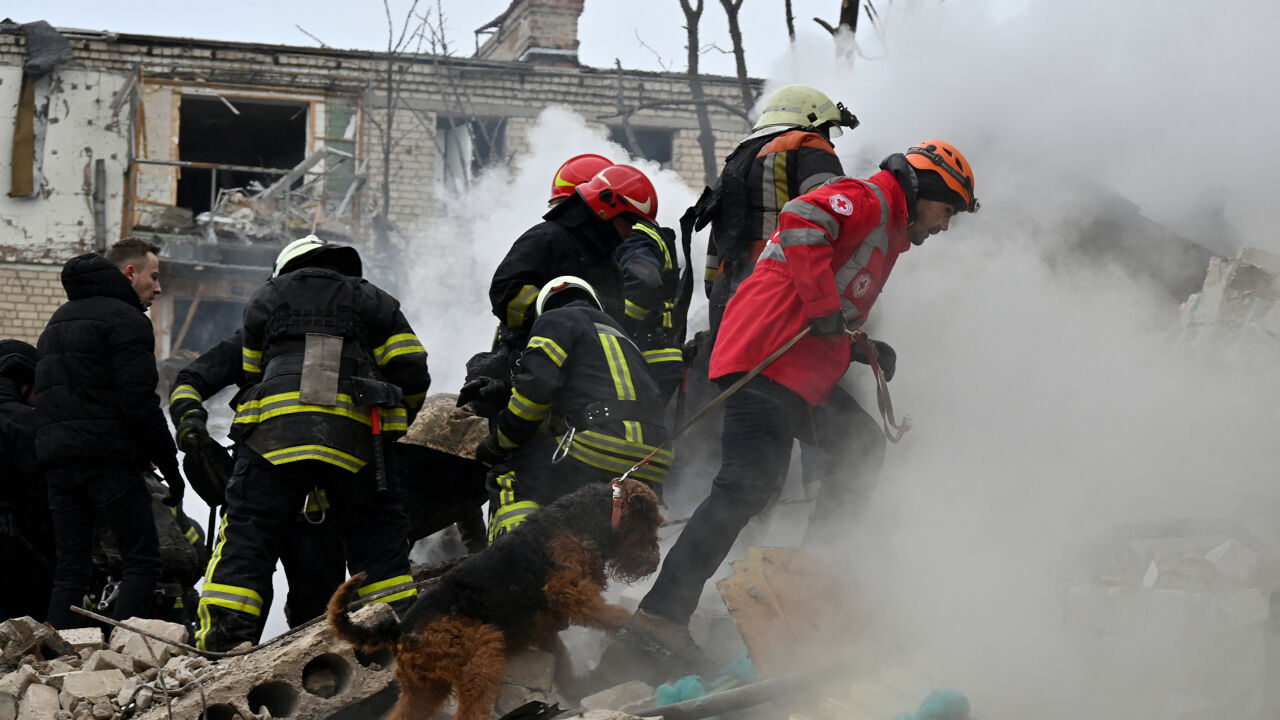VRT NWS-journalist Marijn Trio moet schuilen voor grootschalige ...
