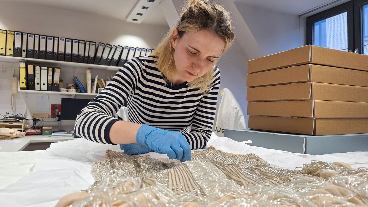 Modemuseum Hasselt koopt unieke jurken van vergeten vrouwelijke ...