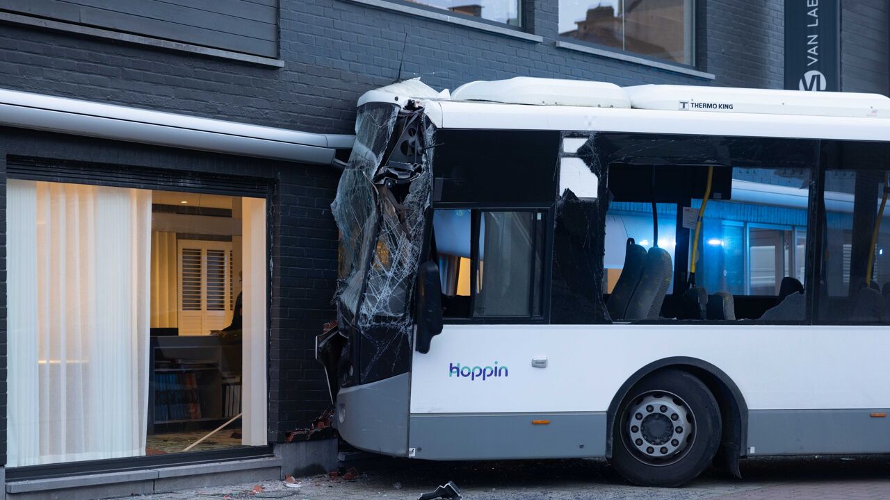 Bus van De Lijn in Denderleeuw komt in winkel terecht, 2 lichtgewonden ...