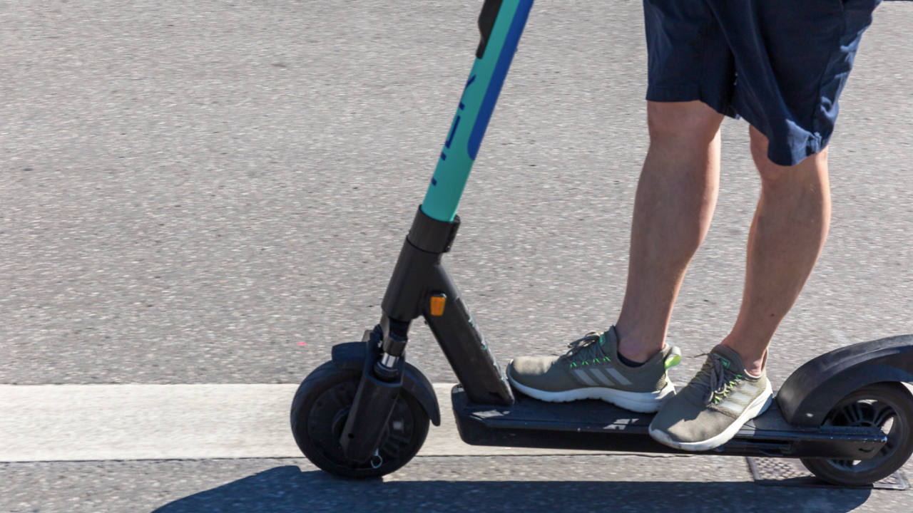 Politie haalt veel te snelle e-steps uit verkeer in Halle en Sint ...