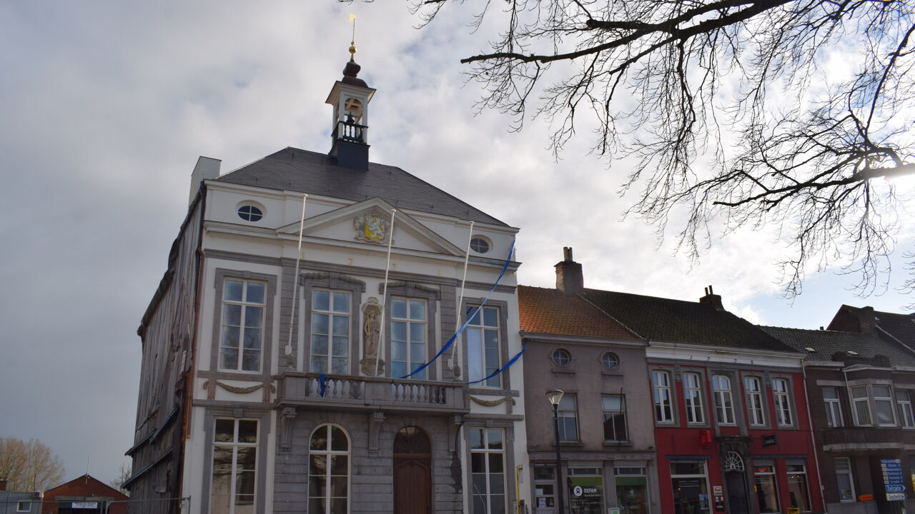 Na 9 jaar in de stellingen: gevel oud gemeentehuis Assenede gerenoveerd ...