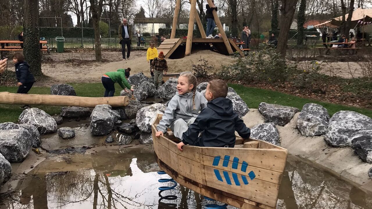 Vernieuwde speeltuin aan Zoet Water in Oud-Heverlee feestelijk geopend ...