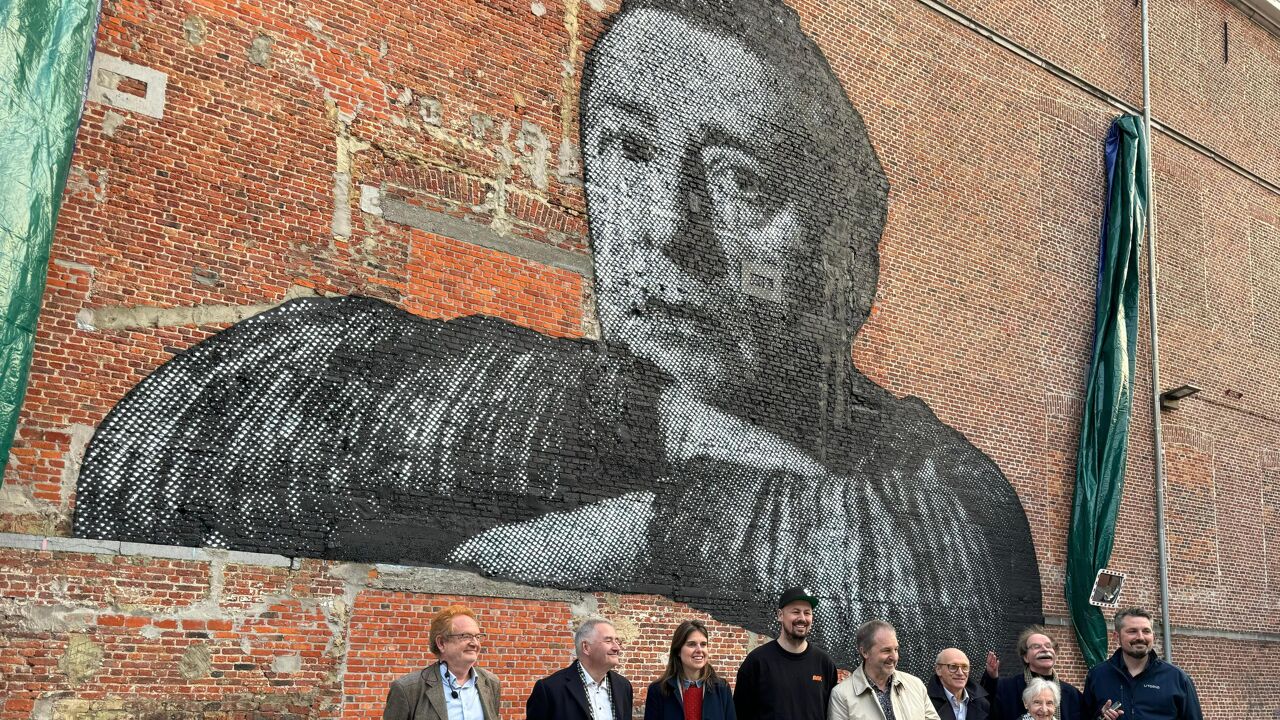 Aalst onthult metershoge muurschildering van schrijver Louis Paul Boon ...