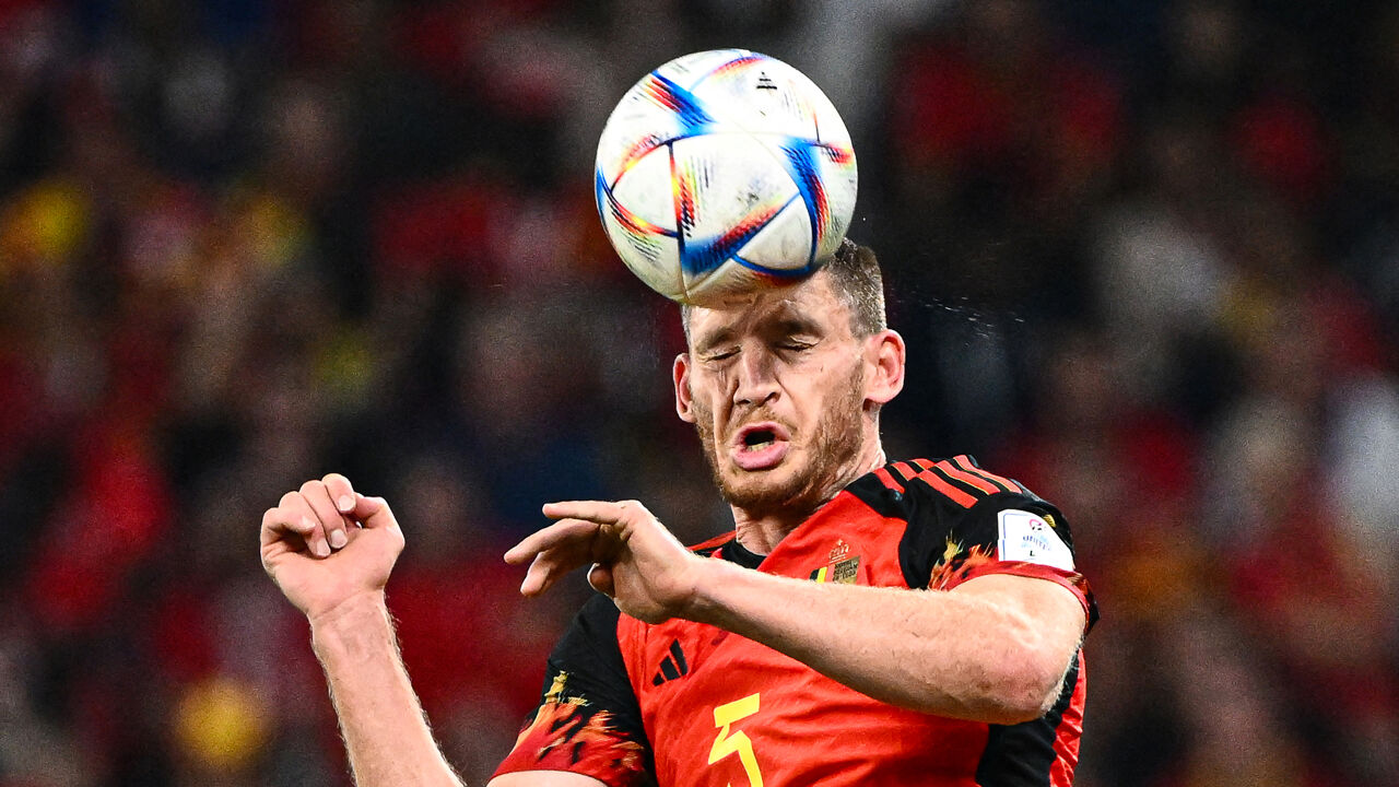 Hoe gevaarlijk is koppen in voetbal? Vijf vragen en antwoorden | VRT ...