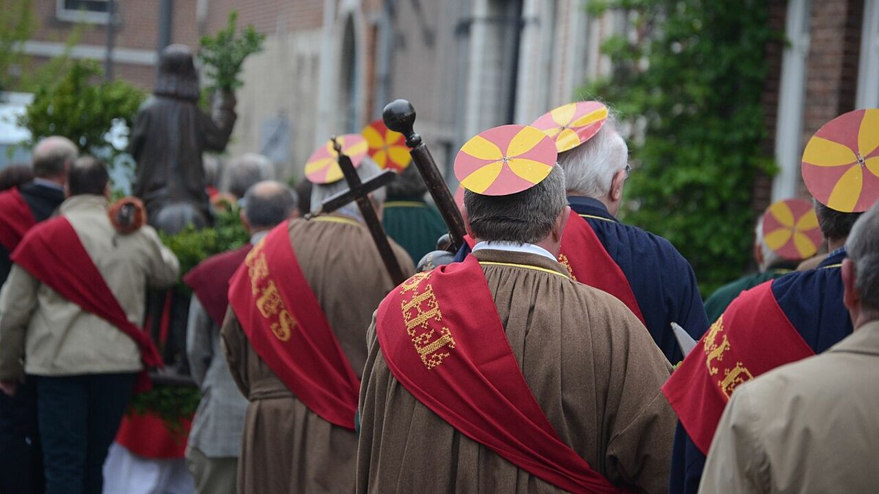 Kwistig met de kwispel: pater Nepo doet zijn reputatie tijdens de ...