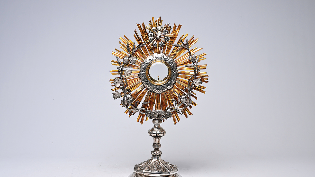 Zilveren monstrans die 40 jaar geleden verdween uit Sint ...