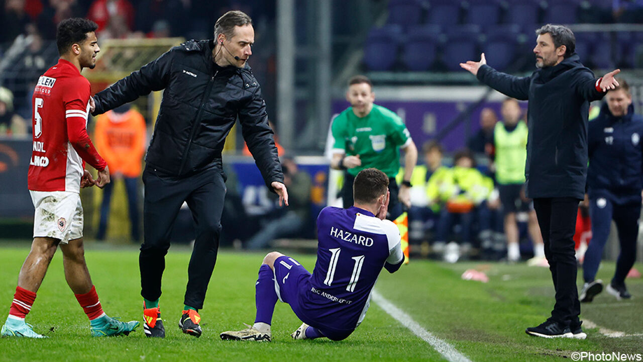 Brian Riemer over kopstoot(je) van Wijndal: "We moeten de ref en de VAR vertrouwen" | sporza