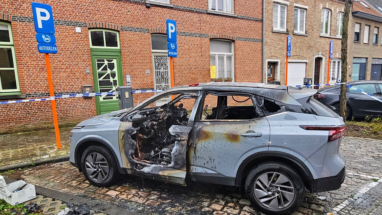 Hybride auto brandt uit aan laadpaal in Brugge: branddeskundige ...