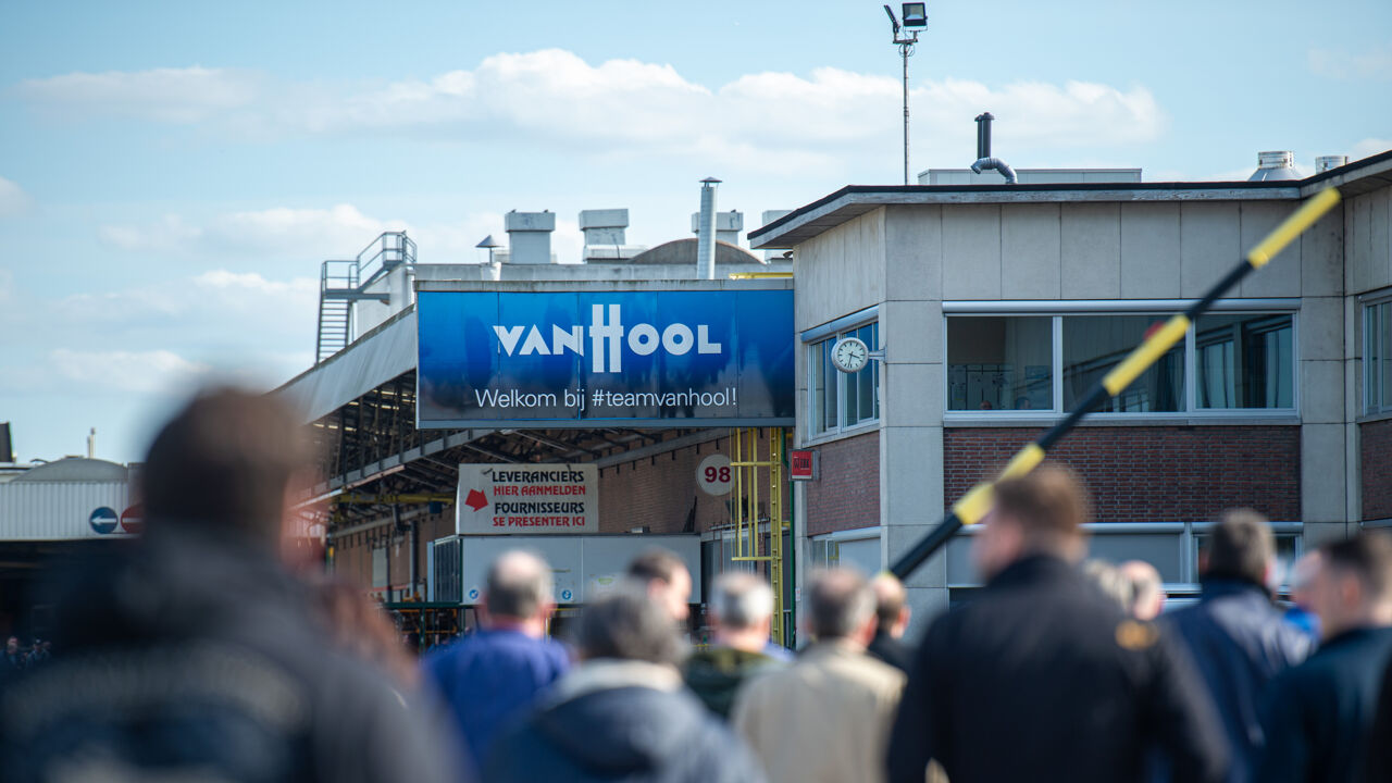 Busbouwer Van Hool Wordt Overgenomen Zeker 1 550 Mensen Verliezen Hun
