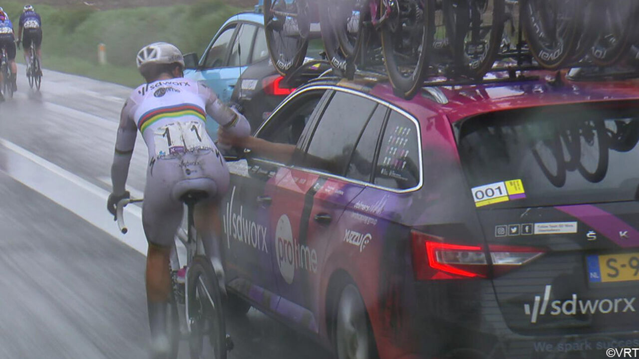 Tom Boonen begrijpt niet waarom Lotte Kopecky zelf eten ging halen in ...