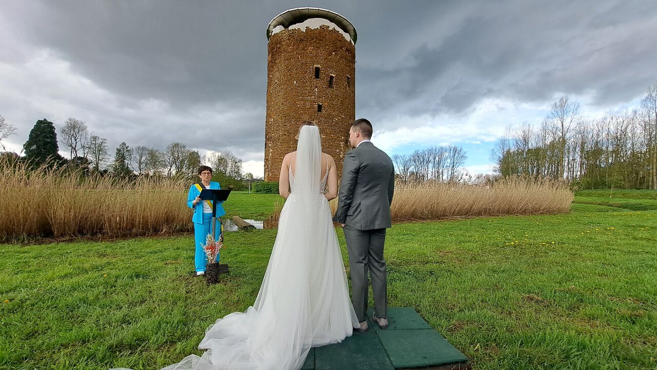 Uniek huwelijksaltaar: eerste huwelijk in de openlucht aan de ...