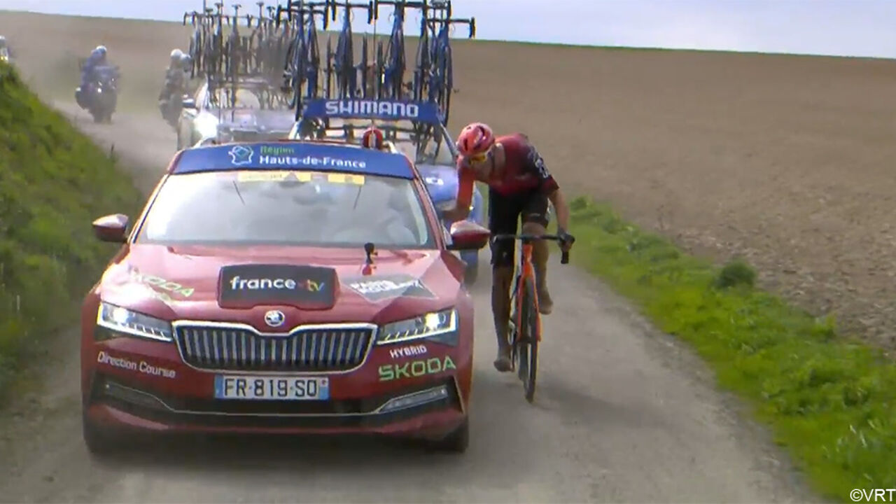 BEKIJK - Joshua Tarling uit Parijs-Roubaix gezet na bidon collé | sporza