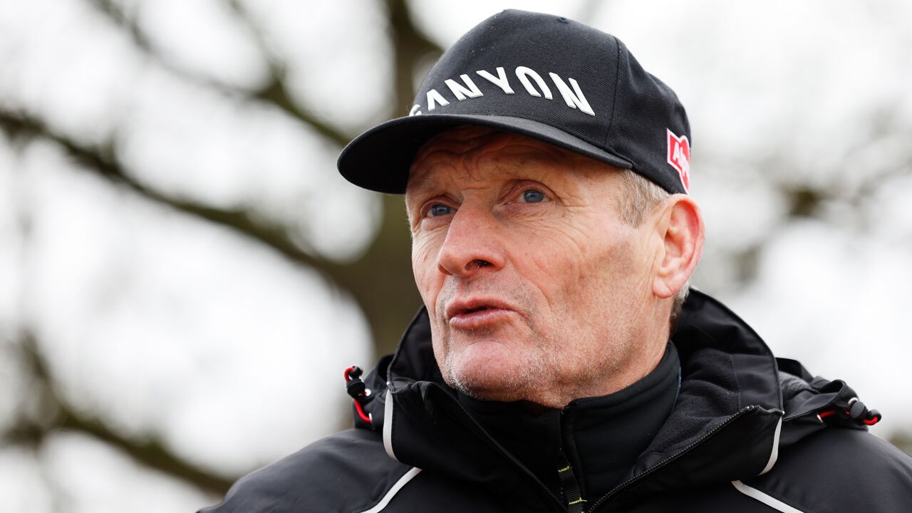 Papa van der Poel over bier- en petgooiende koersfans: "Supporters kan ...