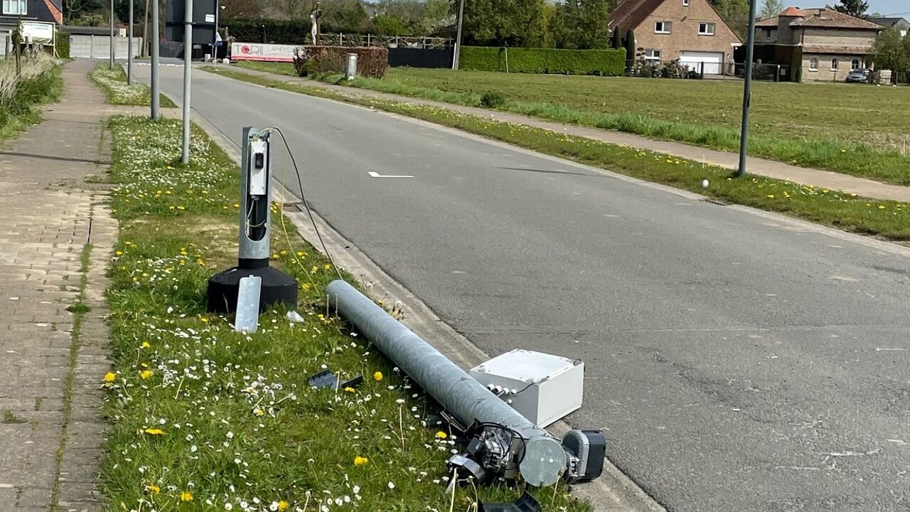 Vandalen zagen paal van trajectcontrole af in Kobbegem | VRT NWS: nieuws