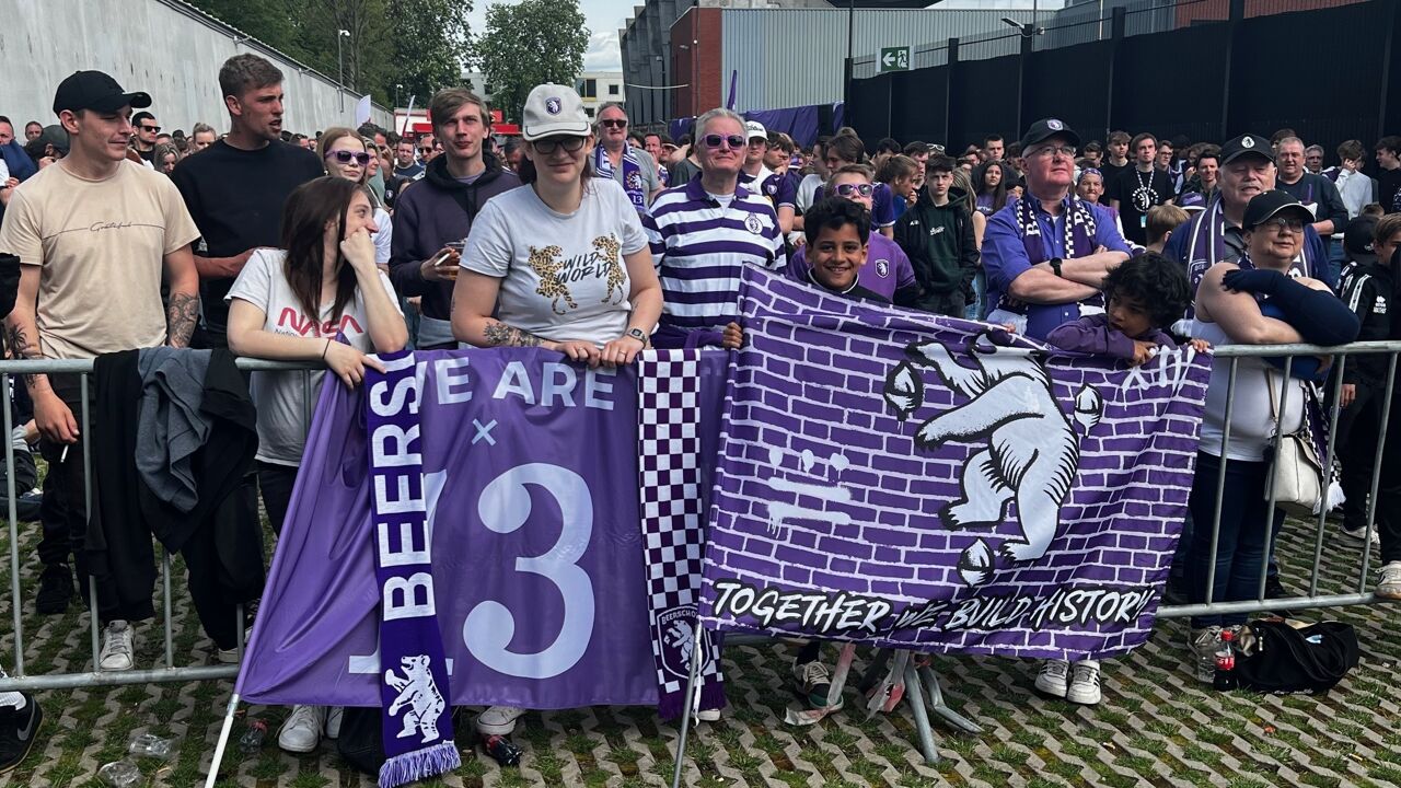 Supporters vieren feest nu Beerschot zeker is van titel: "Uit put ...
