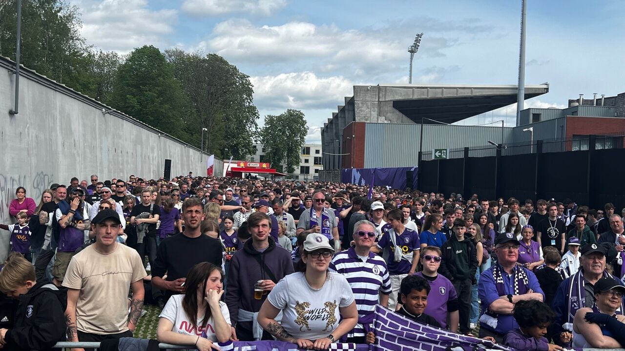Supporters vieren feest nu Beerschot zeker is van titel: "Uit put ...