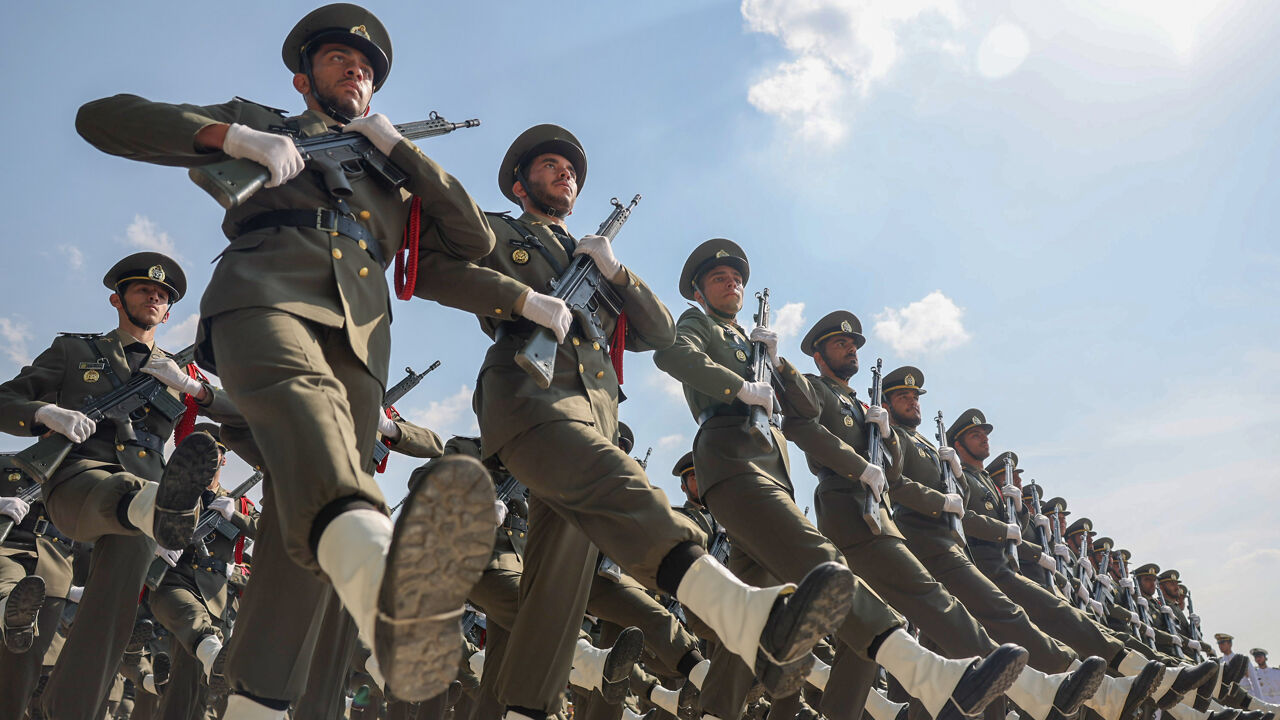 Hoe groot is het leger van Iran? En is het opgewassen tegen een ...